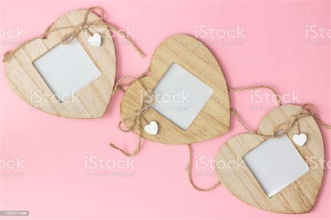 분홍색 배경에 세 개의 나무 하트 모양의 사진 프레임 플랫 레이 공간을 복사합니다 3가지 개체에 대한 스톡 사진 및 기타 이미지