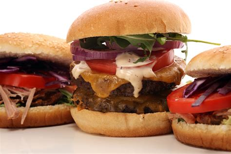 샐러드와 치즈의 맛 있는 신선한 고기 햄버거 수 제 앵거스 버거 고 뽑아 돼지고기 샌드위치입니다 0명에 대한 스톡 사진 및 기타 이미지 Istock