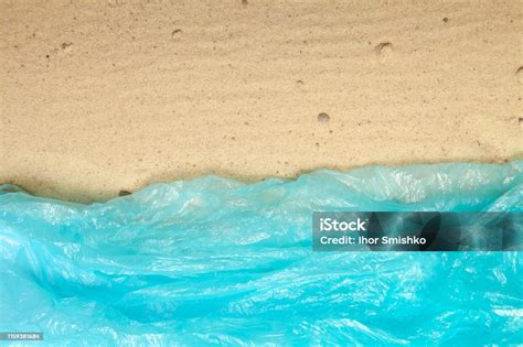 플라스틱 오염의 창조적 인 작품 개념 비닐 봉지에서 바다는 모래 해변으로 간다 상단 보기 복사 공간 금지 플라스틱 생태 환경 플라스틱 오염 해양 오염 크리에이티브 포스터 0