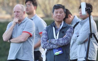 훈련 지켜보는 정몽규 대한축구협회 회장 ZUM 뉴스