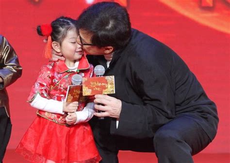 成龍狂吻阿拉蕾，卻遭網友炮轟「老少通吃」：能不能跟董力學學？ 每日頭條