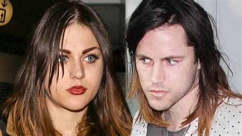 Frances Bean Cobain Settles With Ex Husband He Gets Kurts Guitar