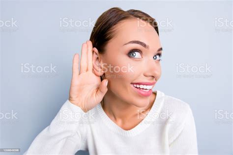 귀 듣기 수 군 도청 이야기 회색 배경에 고립 근처 팜 들고 재미 있는 호기심 여자의 초상화를 닫습니다 듣기에 대한 스톡 사진 및 기타 이미지 Istock