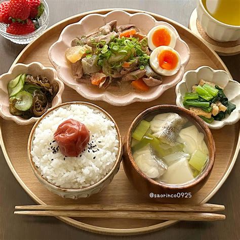 さぉりん地味ごはん。 115。 朝昼兼用ごはん。 しそ梅、ごはん 真鱈と豆腐と長ネギのお汁白だし モツ煮、ゆで卵