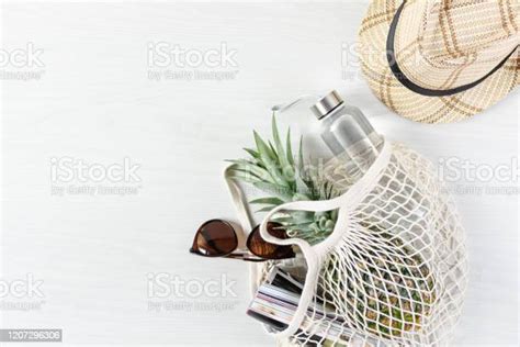 파인애플 광택 잡지 와 흰색 나무 배경에 물 환경 친화적 인 병 메쉬 쇼핑 백 가방에 대한 스톡 사진 및 기타 이미지 가방