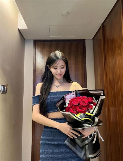 효민 베트남 행사서 오프숄더 과감 의상늘씬 각선미까지 N샷 파이낸셜뉴스