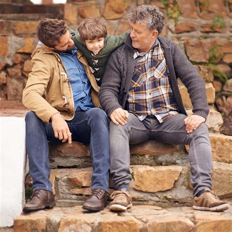 Niño Padre Y Retrato Del Abuelo Al Aire Libre En Los Pasos Para El