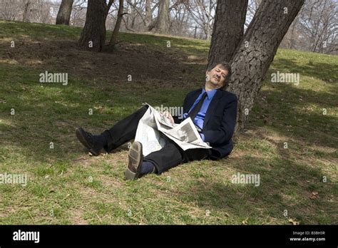 Man Sleeping Under Tree Hi Res Stock Photography And Images Alamy