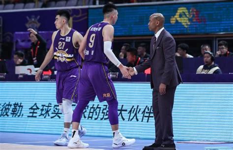 Cba京城德比中，解说杨毅为什么出现在北控替补席？