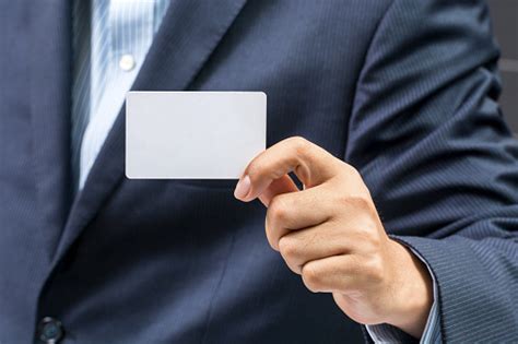 그의 사무실에서 빈 비즈니스 카드를 나눠 주고 비즈니스 맨 단정한 사무복에 대한 스톡 사진 및 기타 이미지 단정한 사무복