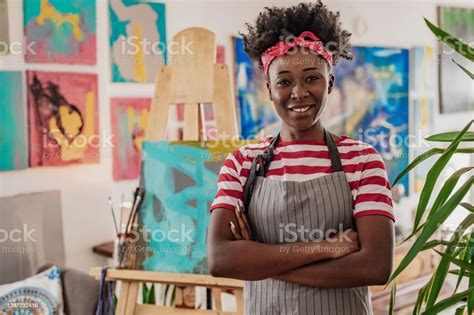 스튜디오에서 젊은 아프리카 계 미국인 여성 예술가의 초상화 아프리카 민족에 대한 스톡 사진 및 기타 이미지 아프리카 민족 아프리카계 미국 민족 화가 예술가 Istock
