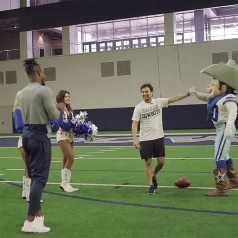 Checo Pérez se convirtió en receptor de los Dallas Cowbabes previo al GP de Estados Unidos Infobae