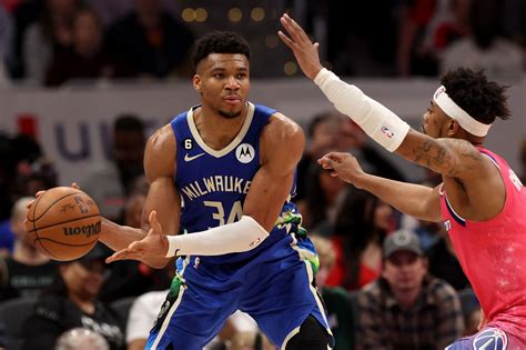 Milwaukee Bucks Injury Report Nov 20 Latest Update On Damian