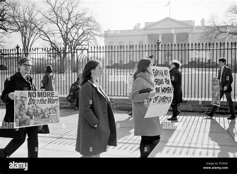 Vietnam War Protest Anti Vietnam War Protesters Outside The White