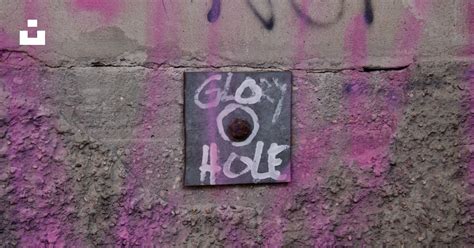 벽에 붙은 간판 사진 Unsplash의 무료 그라피토 이미지