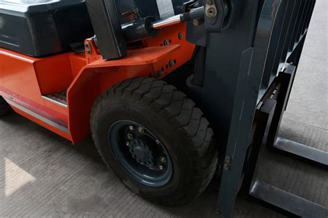 지게차 또는 포크 트럭은 재료를 들어 올리고 이동하는 데 사용되는 산업용 트럭입니다 0명에 대한 스톡 사진 및 기타 이미지