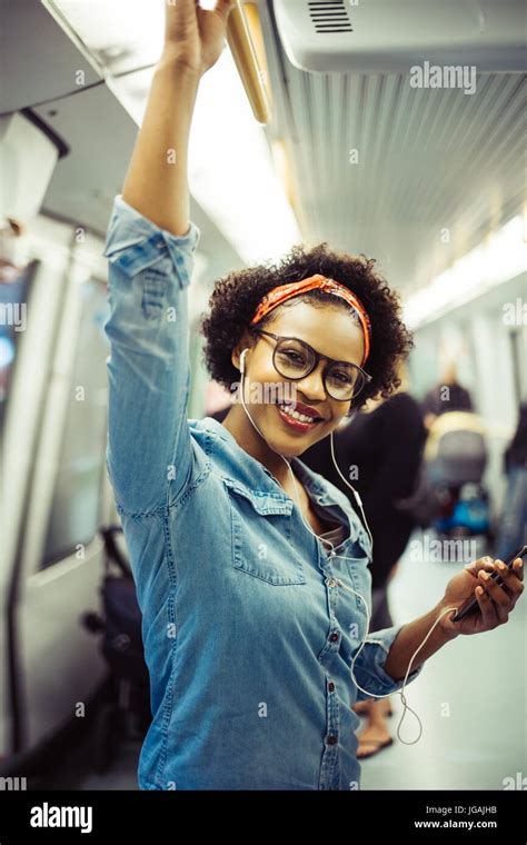 Lächelnde Junge Afrikanerin Hören Sie Musik Auf Ihr Handy Beim Stehen