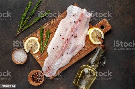 돌 배경에 레몬 오일 향신료가 있는 도마위에 생 판가시우스 필레 생선 물고기에 대한 스톡 사진 및 기타 이미지 물고기 플랫