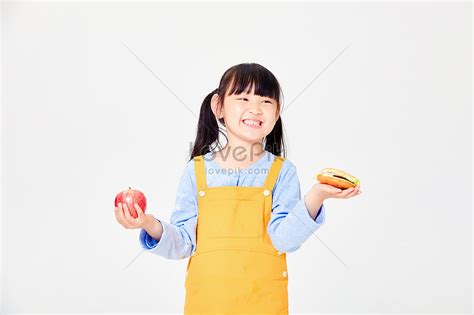 손에 음식을 들고 어린 소녀 사진 무료 다운로드 Lovepik