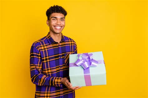 밝은 노란색 색상 배경에 고립 된 파티에서 포장 된 선물 상자를 유지하는 남자 친구의 사진 초상화 갈색 머리에 대한 스톡 사진 및 기타 이미지 Istock