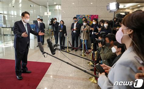 윤 대통령 전술핵 질문에 확장억제 관련 다양한 가능성 따져보고 있다