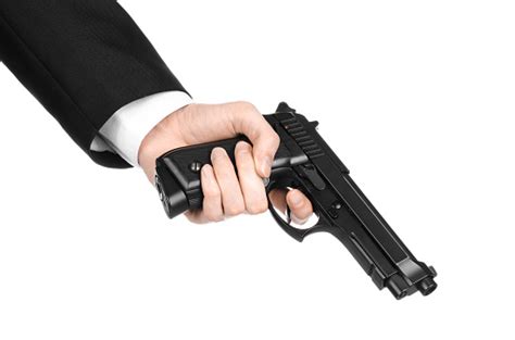 총기 및 보안 주제 스튜디오에서 고립 된 흰색 배경에 총을 들고 검은 양복에 남자 겨냥에 대한 스톡 사진 및 기타 이미지