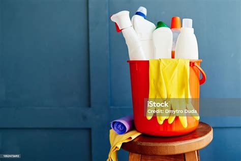 회색 배경에 나무 의자에 오렌지 양동이에 다른 표면에 대한 청소 세트 복사 공간 청소 서비스 개념 주방 욕실 또는 화장실 청소