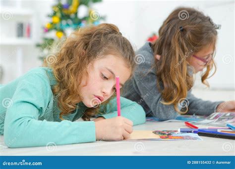 Deux Jeunes Filles En Train De Dessiner Photo Stock Image Du Activité