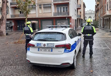 Falconara Aggredisce Un Uomo Alla Fermata Del Bus E Tenta Di Rubare