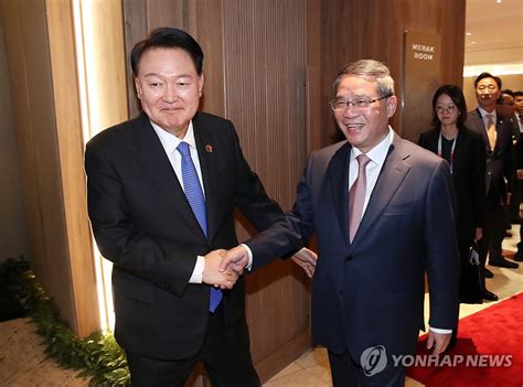 반갑게 악수하는 윤석열 대통령과 리창 중국 총리 연합뉴스