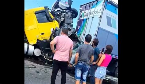 Vídeo Duas Pessoas Morrem Em Acidente Na Br 101 Em Araquari Diário