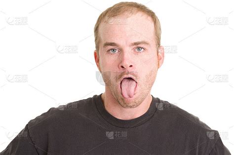 男子伸出舌头