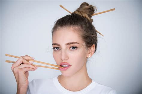 Mano Sensual Sexy De Mujer Sosteniendo Palillos Cerca De Boca De Labios Sexy Sushi De Comida