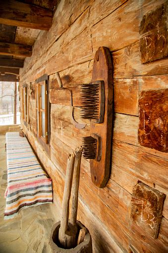 전통적인 목조 집 벽에 나무 도구 Maramures 루마니아 0명에 대한 스톡 사진 및 기타 이미지 0명 루마니아