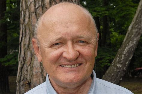 Jak Wygląda Grób Macieja Damięckiego Trudno Go Odnaleźć Po Kwiatach Ani śladu