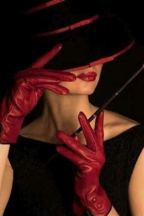 Pin By I Solionaia On Жінка Red Gloves Lady In Red Beautiful Hats