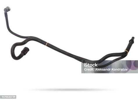 플라스틱 파이프는 자동차 엔진의 실린더에 압력을 받고 가솔린을 공급하는 차량의 연료 시스템의 일부입니다 자동차 서비스에서 판매 할 예비 부품 0명에 대한 스톡 사진 및 기타