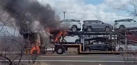 Caminhão cegonha que levava carros de luxo pega fogo na BR 304