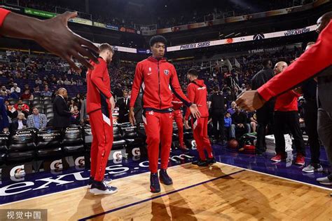 欢迎来到nba！八村塁扣篮遭布克钉板血帽 Nba新浪竞技风暴新浪网