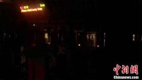 美国纽约曼哈顿大停电 民众摸黑出行搭地铁凤凰网汽车凤凰网