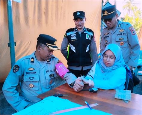 Tim Dokkes Polres Kerjasama Dinkes Bagikan Vitamin Kepada Anggota KPPS Kelelahan BATARA MEDIA