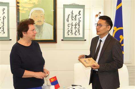 ШВЕЙЦАРИЙН ХӨГЖЛИЙН АГЕНТЛАГИЙН ДАРГА ЕРӨНХИЙ КОНСУЛ СТЕФАНИ БУРРИГ ХҮЛЭЭН АВАХ УУЛЗАЛТ АЙМГИЙН