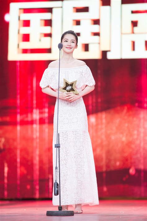 穿白色裙子的李沁美炸了，李易峰都要后悔了，网友：我要娶她！
