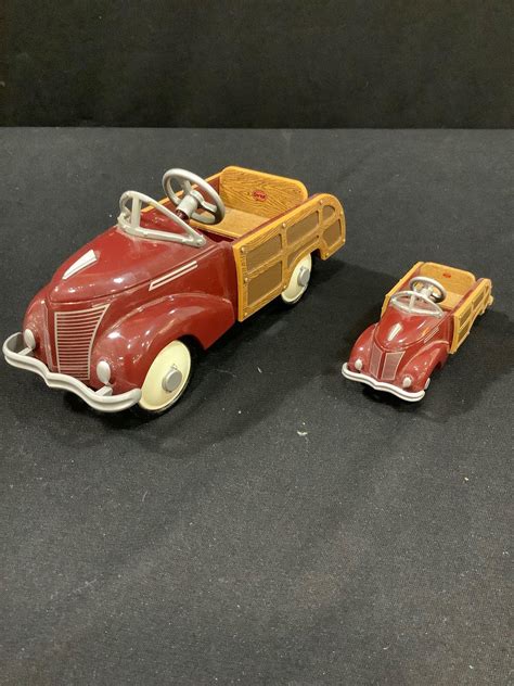 2 Die Cast Ford Station Wagons 4547224777