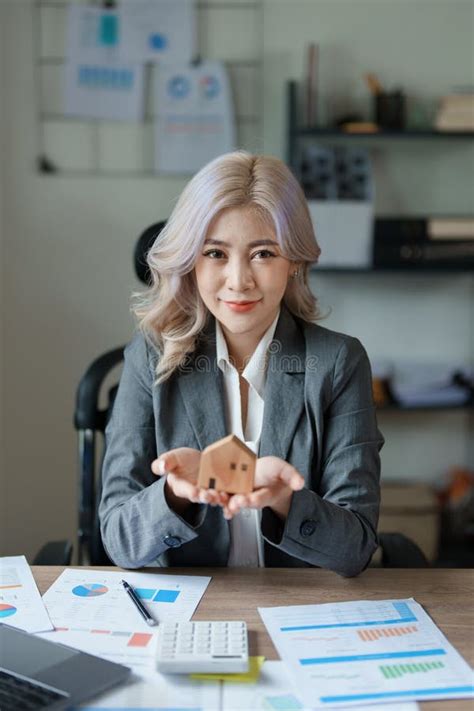 Accountant Businessman Real Estate Agent Asian Business Man Handing