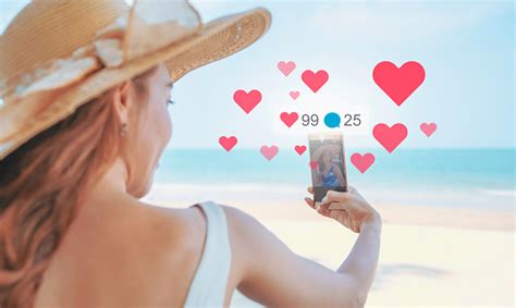 스마트 폰에 Selfie 사진을 만드는 젊은 매력적인 여자 젊은 사람들은 야외와 스마트 폰과 셀 카를 만드는 데 재미 자기 사진
