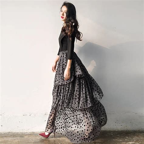 Элегантное новое весеннее летнее женское серое платье в горошек с каскадными рюшами длинное