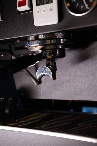 펍 바 레스토랑에서 커피를 만드는 에스프레소 머신을 클로즈업합니다 전문 커피 양조 커피숍 카페테리아 레스토랑 서비스 컨셉 0명에