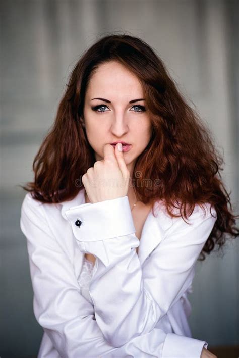Retrato De Una Chica De Cabello Rojo Con Una Camisa Blanca Y Ropa