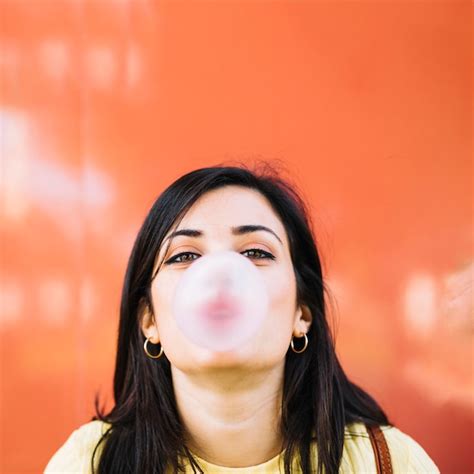 Fille Soufflant Un Bubble Gum Photo Gratuite